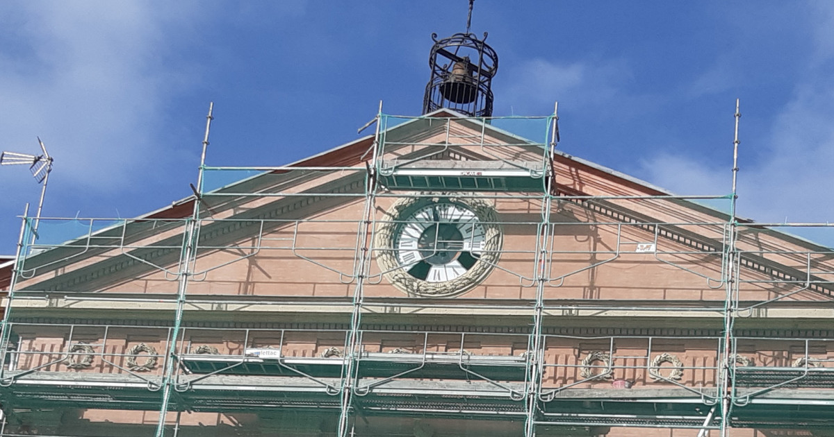 L'Hôtel de ville et les décors de l'atelier Virebent sur sa façade par ...